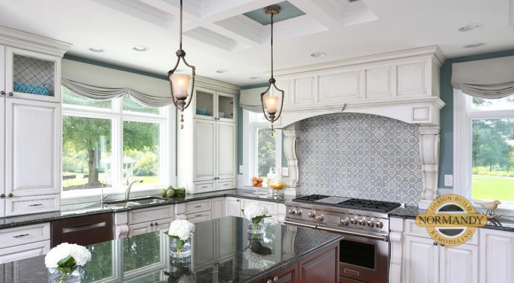 A Traditional Kitchen Design for an On-The-Go Family