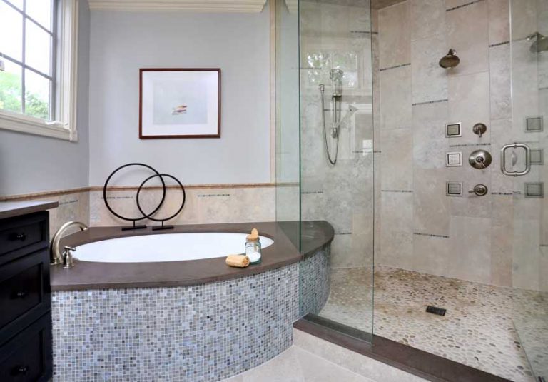 Bathroom Remodeling Idea: Integrated Bathtub and Shower Bench